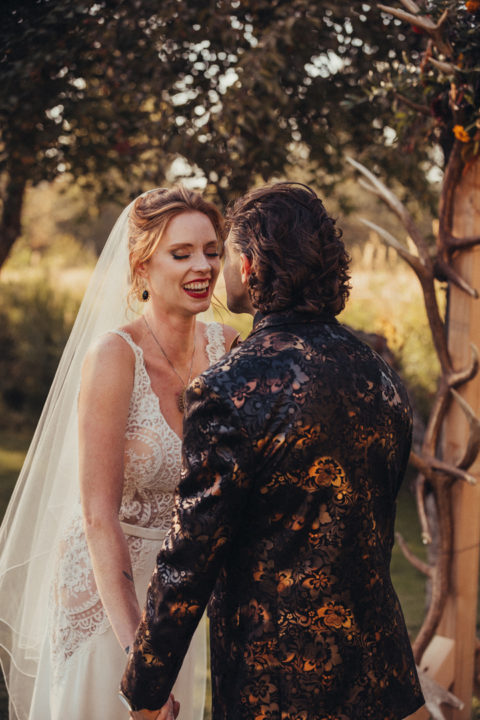 INTIMATE MONTANA WEDDING AT 9 MILE SCHOOLHOUSE - Tami Renae Photography